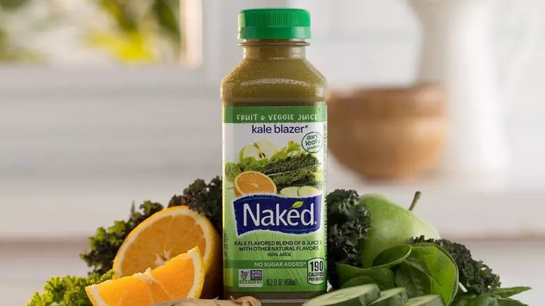 Một chai nước ép cải xoăn từ Naked Juices