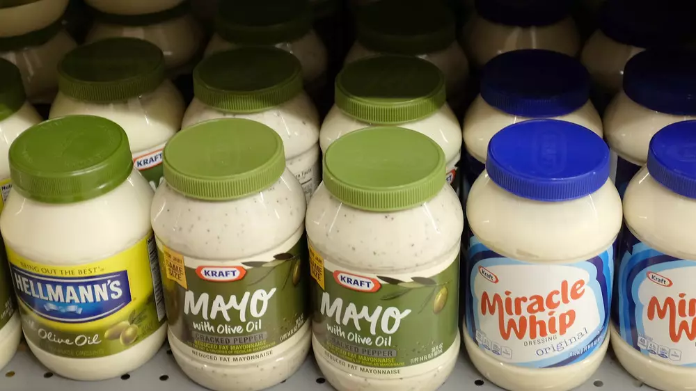 Ikoko ti mayonnaise lori selifu kan