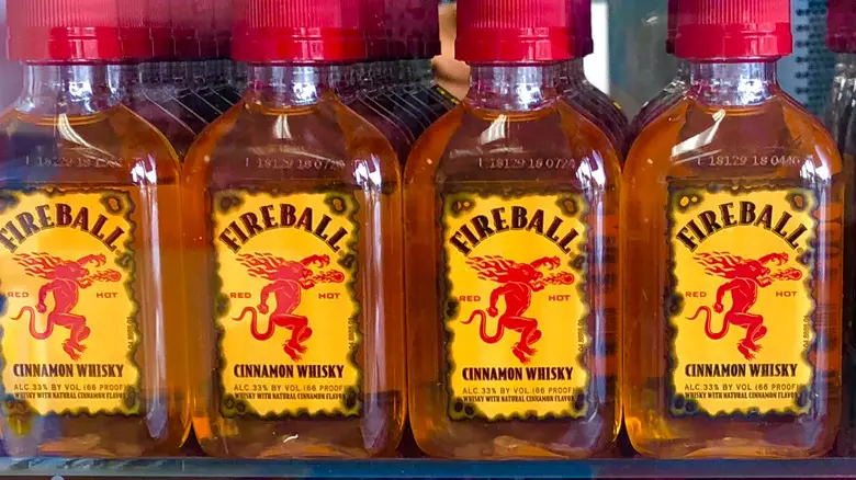 Maliit na mga bote ng whisky ng Fireball