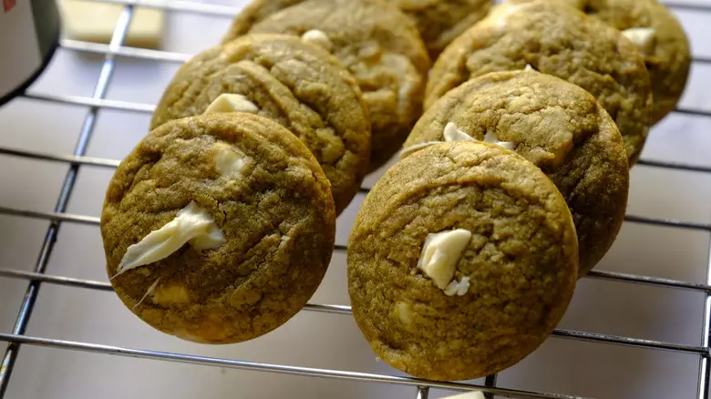 печиво на решітці для охолодження