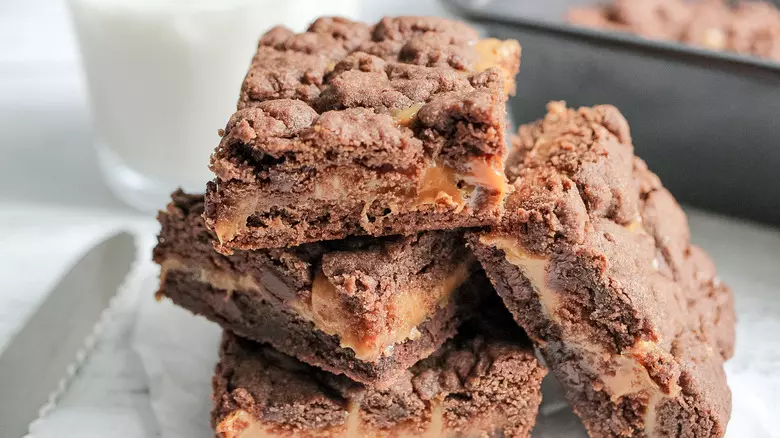 mga chocolate caramel cookie bar