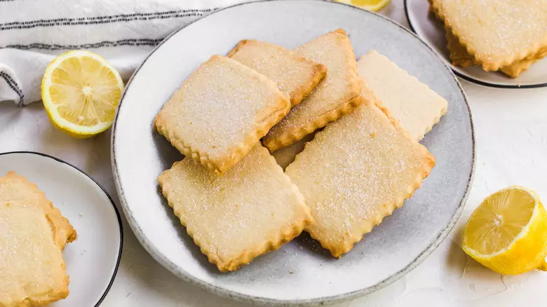 lemon shortbread cookies sa plato