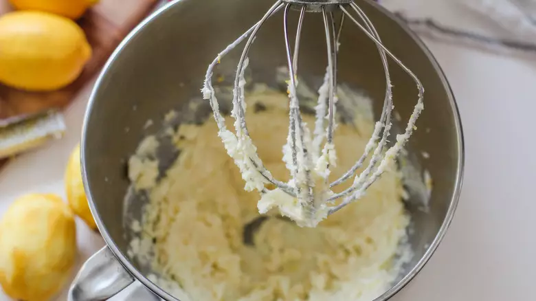 paghahalo ng mga sangkap ng limon shortbread cookie