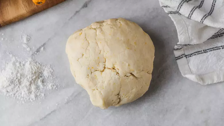 bola ng lemon shortbread dough