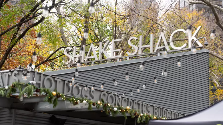 În afara unui restaurant Shake Shack