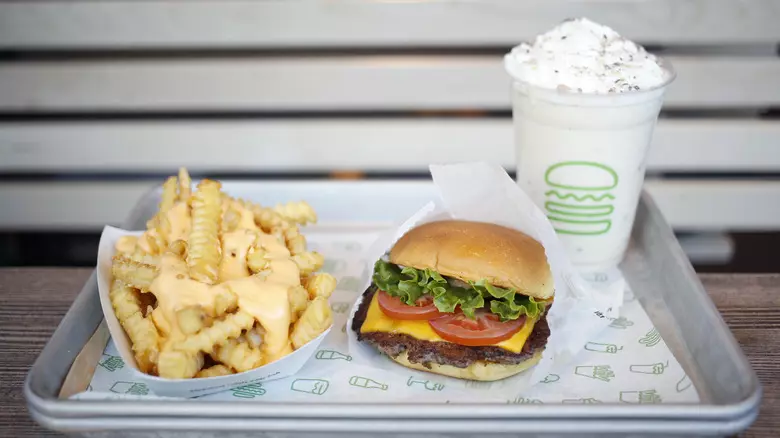 Mâncare la un punct de vânzare Shake Shack