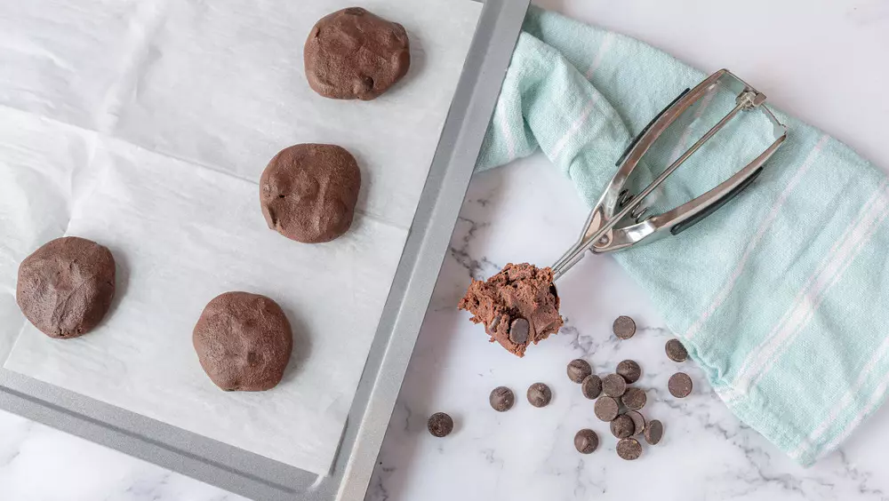 scooping kukisi esufulawa fun ọlọrọ ė chocolate ërún cookies