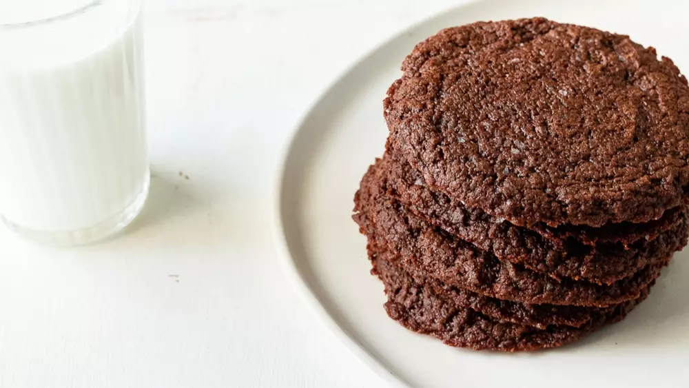 3-sahog na Nutella cookies na inilagay sa plato