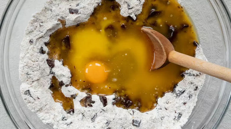 combinatie van natte en droge chocoladekoekjes-ingrediënten