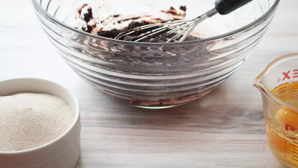 sucre et œufs pour biscuits au chocolat