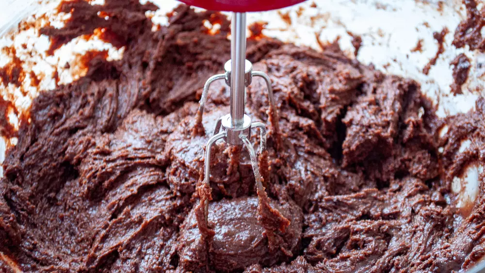 farine, sel et bicarbonate de soude sur la pâte pour les biscuits froissés au chocolat