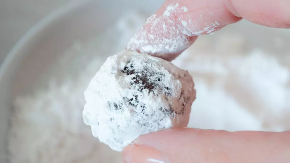 boules de pâte à biscuits froissées au chocolat enrobées de sucre