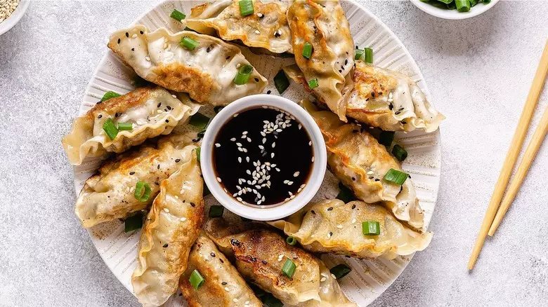 Potstickers ak sòs soya