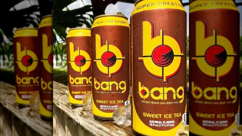 Cans of Bang Energy Sweet Ice Tea amin'ny fefy hazo