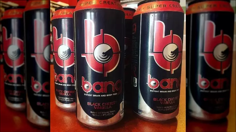 Cans of Bang Energy Drink Black Cherry Vanilla eo amin'ny kaontera