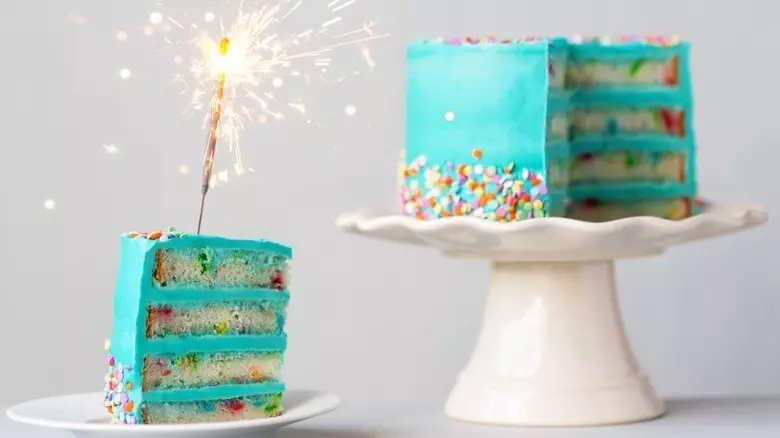 cake ultah geulis biru-és