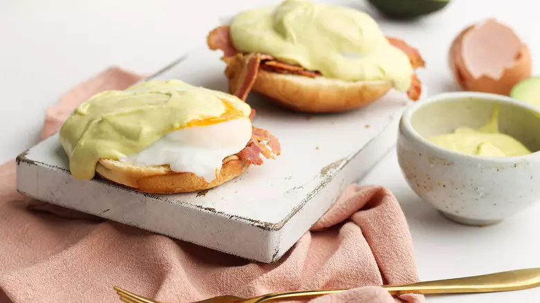 Eggs Benedict met avocado hollandaise