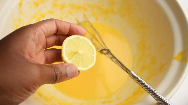 pukul kuning telur dan lemon