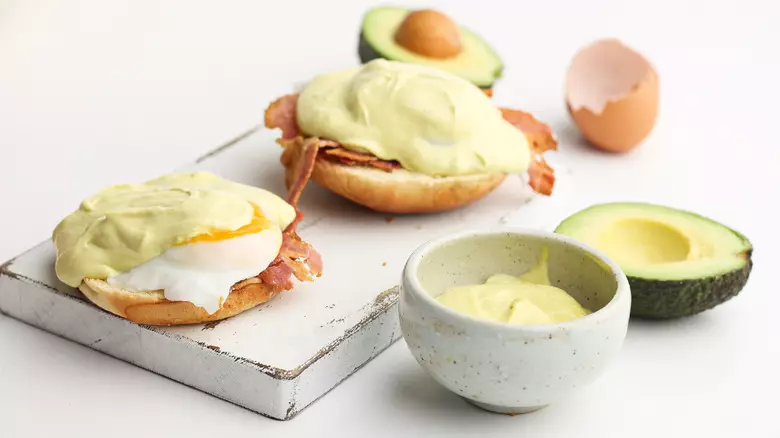 qe Benedict nrog avocado hollandaise