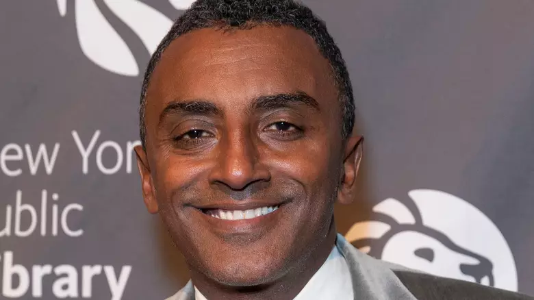 Nærmynd af Marcus Samuelsson í jakkafötum og bindi