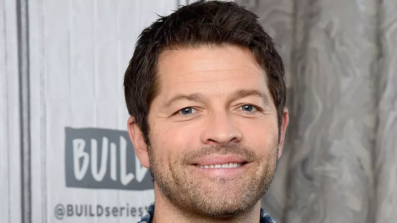 Ο Misha Collins χαμογελά