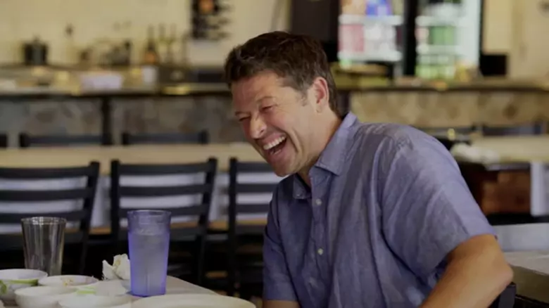 Misha Collins slår op ved et bord