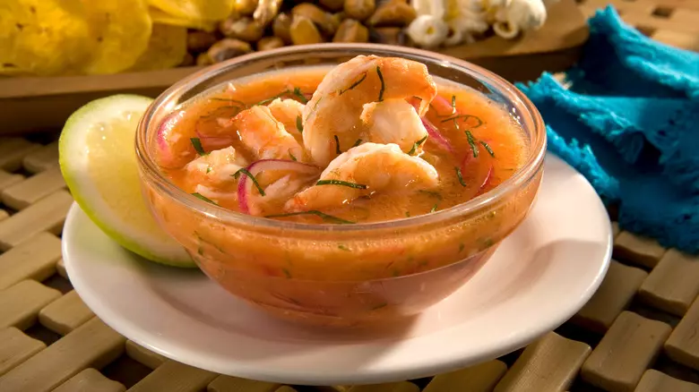 shrimp ceviche sa glass bowl sa puting plato