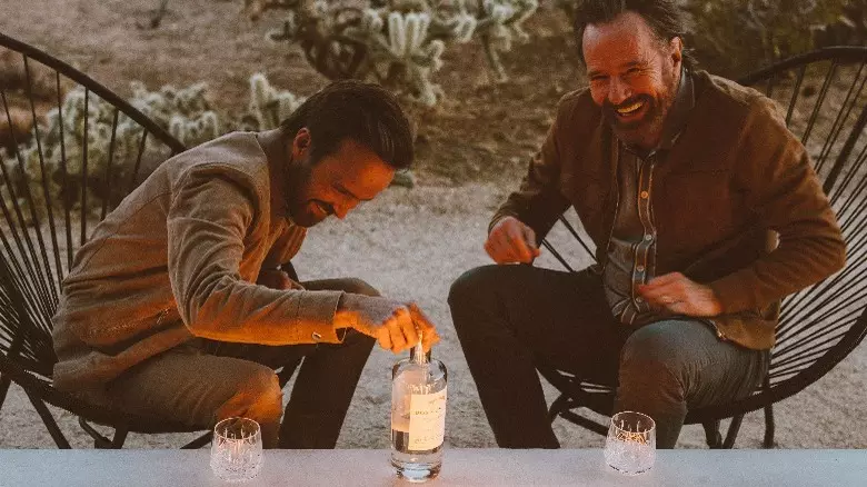 Bryan Cranston ve Aaron Paul içki içerken gülüyorlar