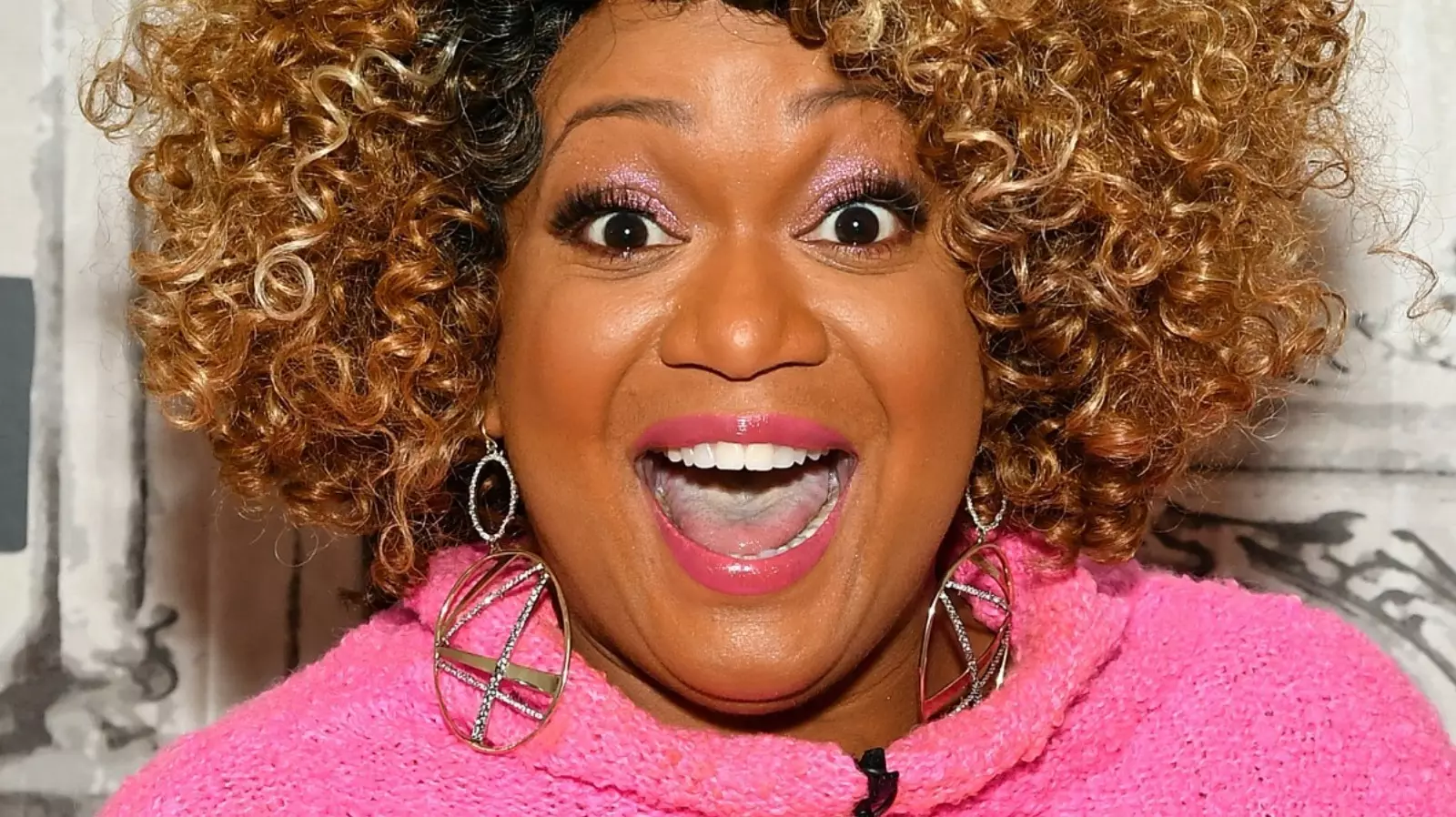 I-Instagram Igiggling Ku-Sunny Anderson's Valentine's Memezo Ku-Bobby Flay