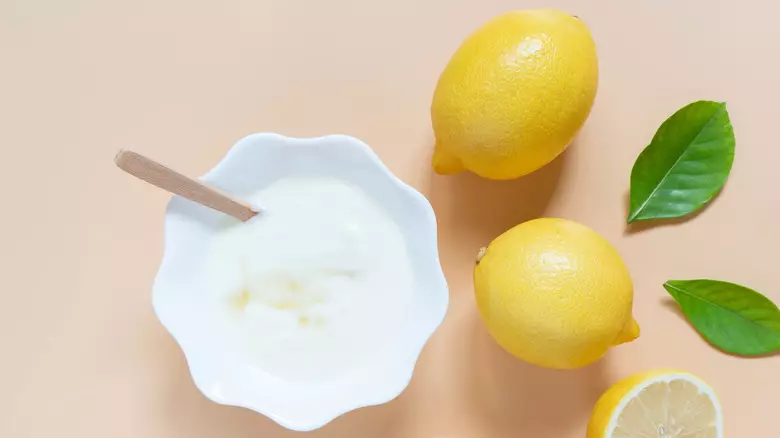 йогурт және лимон
