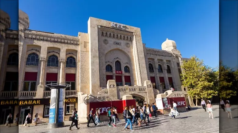 Fora de uma tomada KFC em Baku, Azerbaijão