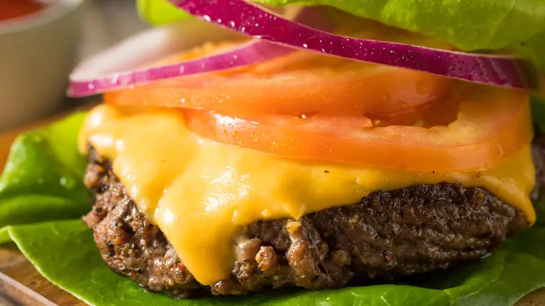Keto cheeseburger bez peciva sa zelenom salatom od rajčice i luka