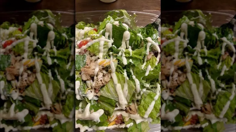 Chick-fil-A Cobb Salad e nang le khoho e halikiloeng