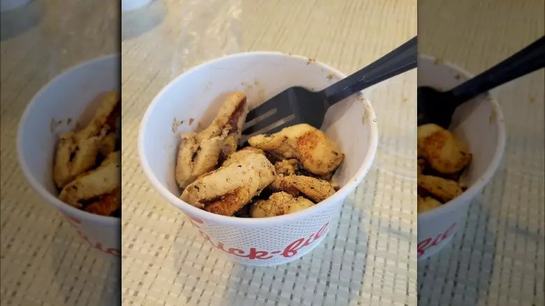 Chick-fil-A Nuggets na žaru u papirnoj čaši