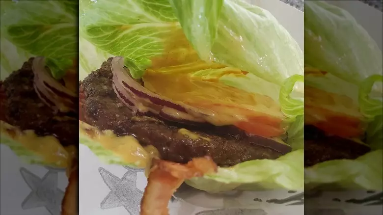 Carl's Jr Guacamole Bacon Angus Burger a Salat gewéckelt