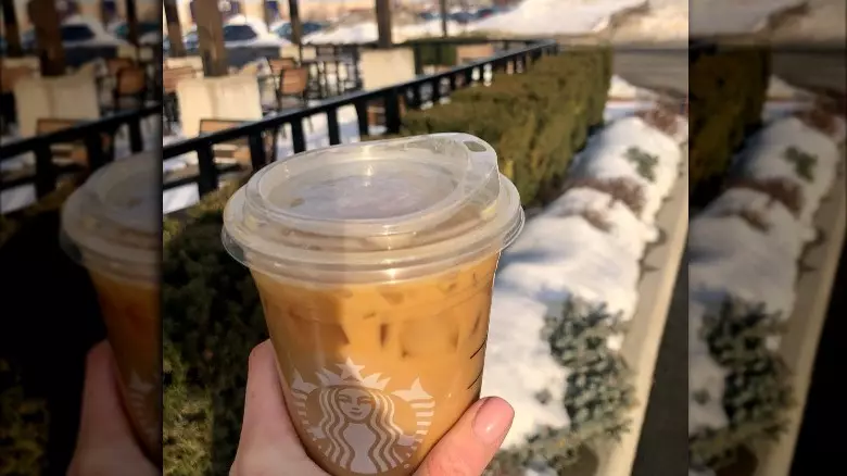 Een deen Starbucks Iced Coffee dobaussen hält