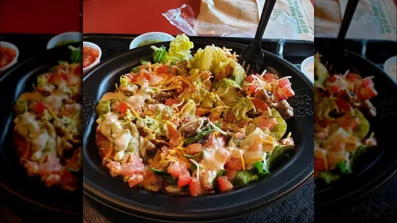 Moe's Southwest Grill Burrito zdjela na pladnju