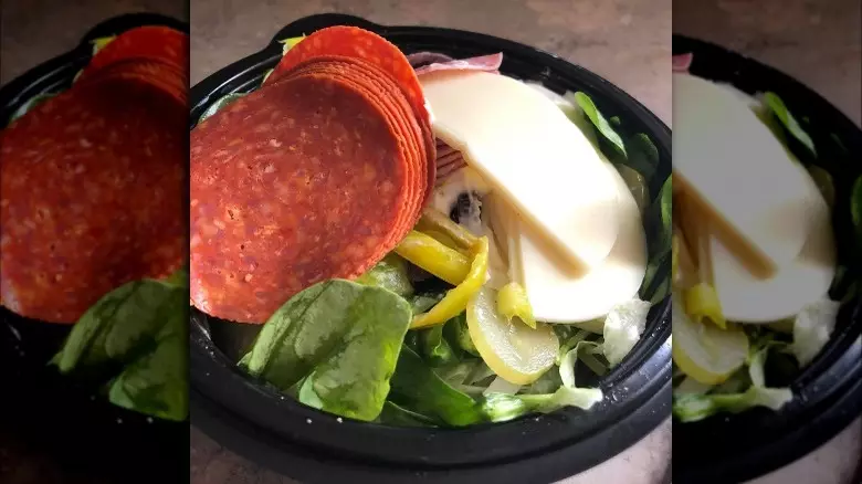 Subway Začinjena talijanska zdjela na stolu