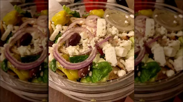 Panera Bread Grčka salata u plastičnoj zdjeli