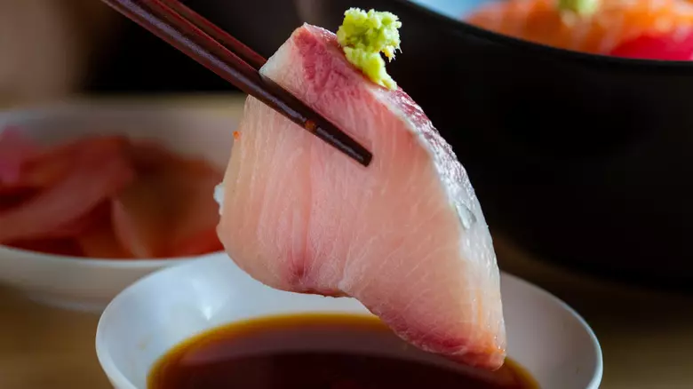 Sashimi, wasabi, dan kedelai