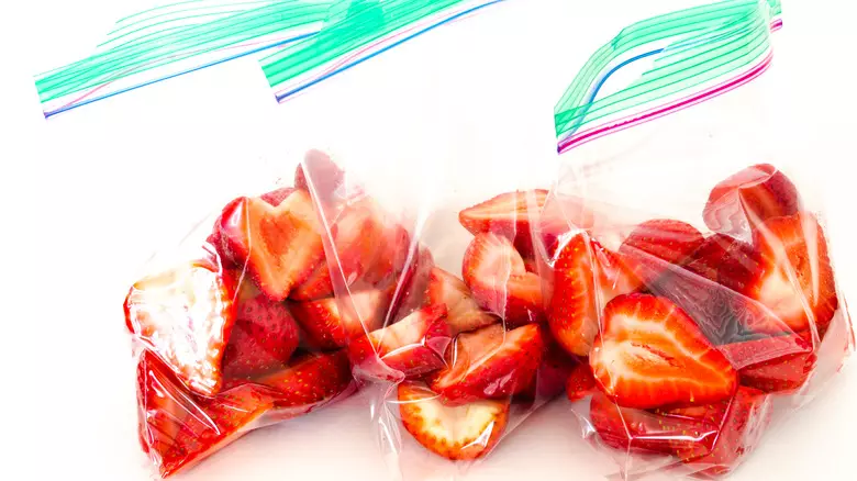 Strawberries potong keureut dina kantong plastik