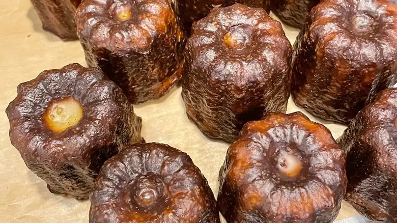 מגש של Caneles