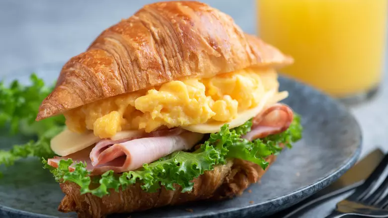 panino per la colazione con uova croissant