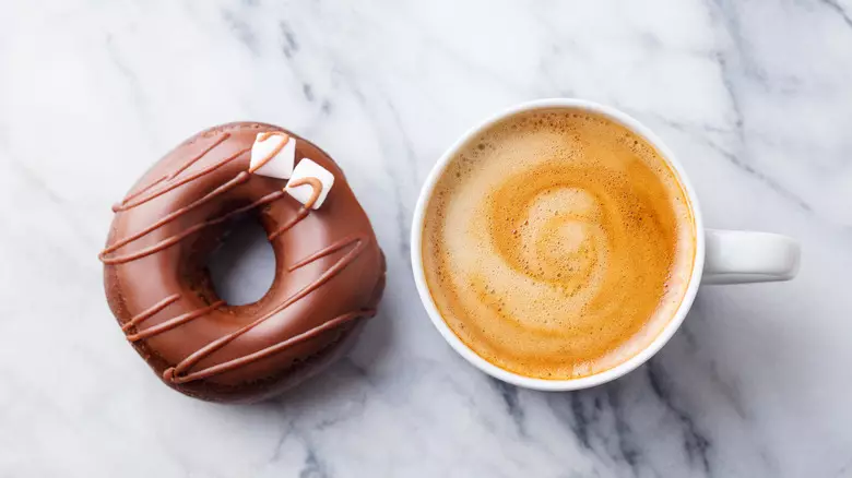 shokoladli donut va qahvaning tepadan surati