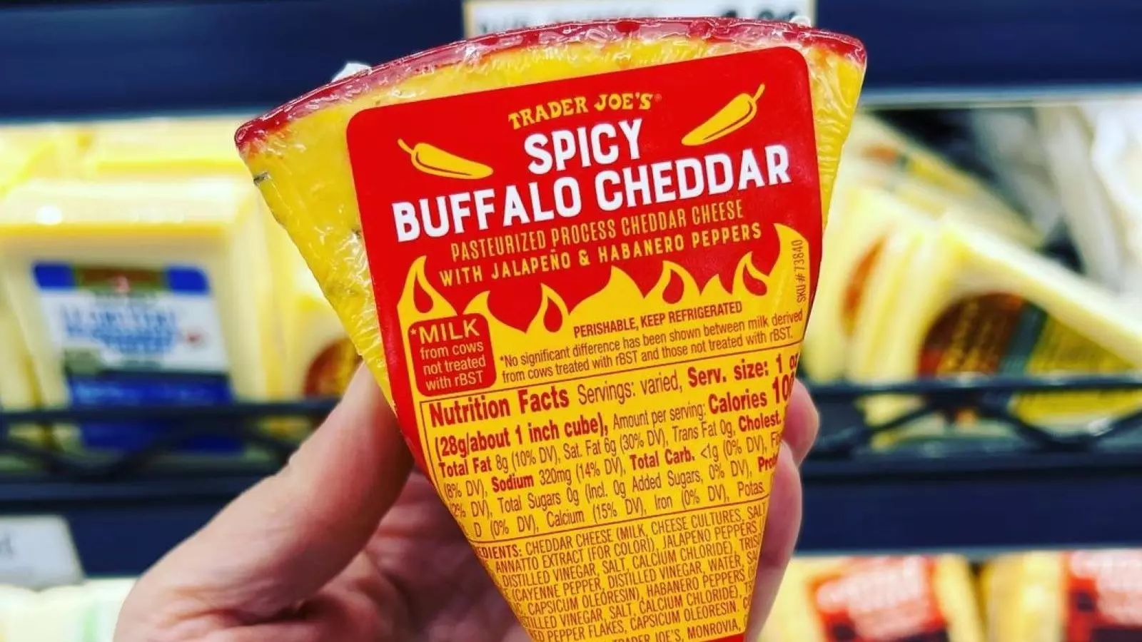 I fan di Trader Joe stanno impazzendo per il suo nuovo formaggio Cheddar di bufala piccante