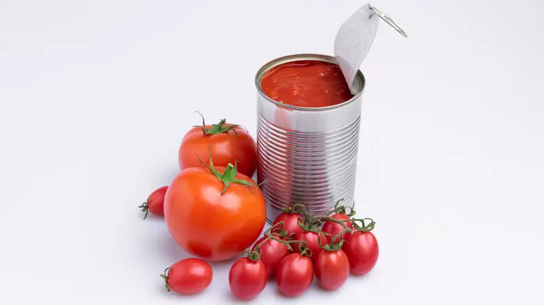 Raflarda konservalangan pomidorlar