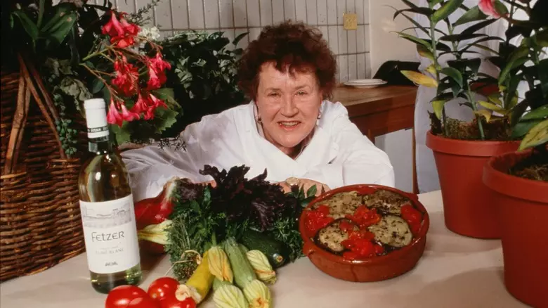 Julia Child sebze ve güveç önünde gülümsüyor