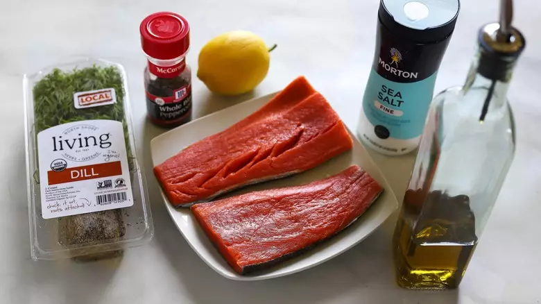 ingredienti istantanei di salmone al vapore in pentola