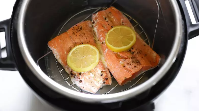 ការបាញ់ពីលើក្បាលនៃសាច់ត្រី salmon ពីរជាមួយចំណិត lemon ចម្អិននៅក្នុង Instant Pot