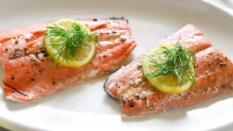 salmon fillet na may lemon